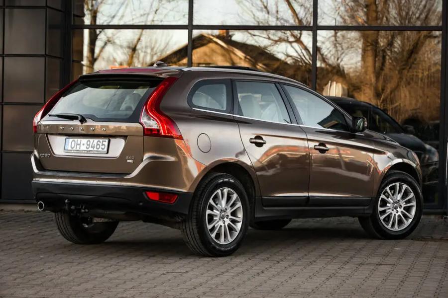 Brown Volvo XC60 2009 in Jelgava, with an engine capacity of 2.40 L and mileage of 284 thousand km for 7990 €, photo 14 on AUTOMOTO.COM.LV