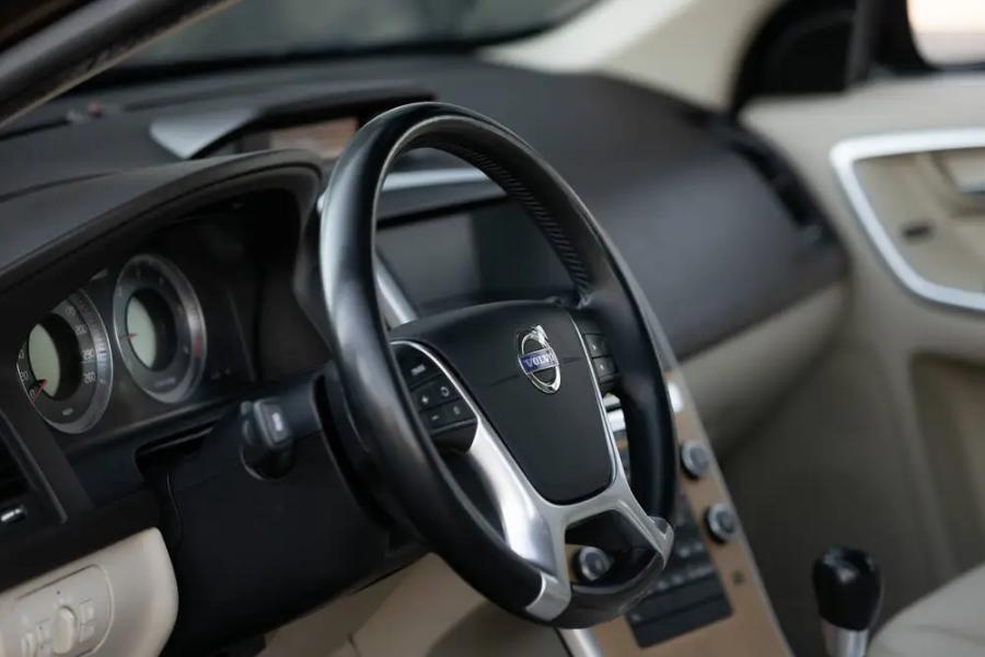 Brown Volvo XC60 2009 in Jelgava, with an engine capacity of 2.40 L and mileage of 284 thousand km for 7990 €, photo 15 on AUTOMOTO.COM.LV