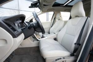 Brown Volvo XC60 2009 in Jelgava, with an engine capacity of 2.40 L and mileage of 284 thousand km for 7990 €, photo 17 on AUTOMOTO.COM.LV