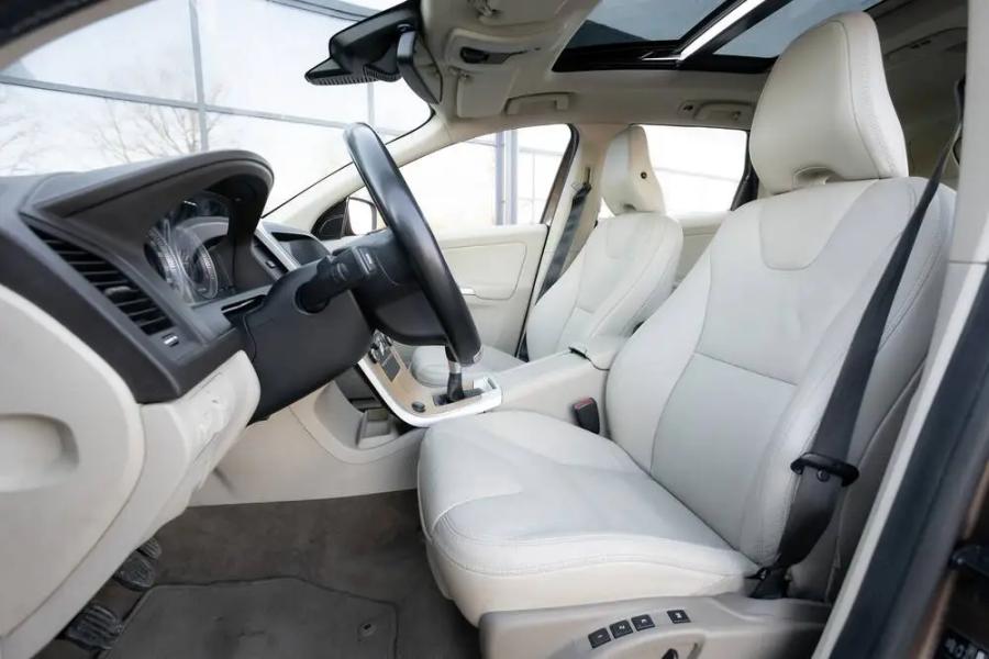 Brown Volvo XC60 2009 in Jelgava, with an engine capacity of 2.40 L and mileage of 284 thousand km for 7990 €, photo 17 on AUTOMOTO.COM.LV