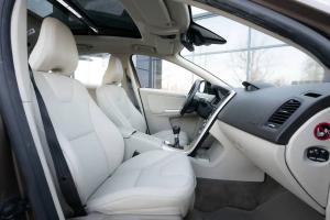 Brown Volvo XC60 2009 in Jelgava, with an engine capacity of 2.40 L and mileage of 284 thousand km for 7990 €, photo 22 on AUTOMOTO.COM.LV