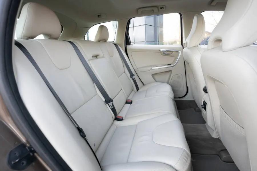 Brown Volvo XC60 2009 in Jelgava, with an engine capacity of 2.40 L and mileage of 284 thousand km for 7990 €, photo 24 on AUTOMOTO.COM.LV