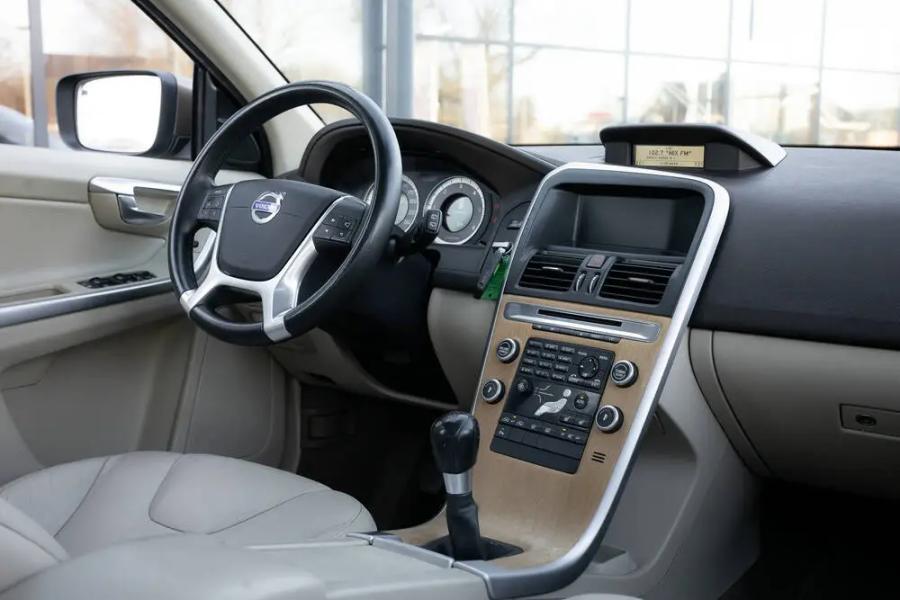 Brown Volvo XC60 2009 in Jelgava, with an engine capacity of 2.40 L and mileage of 284 thousand km for 7990 €, photo 26 on AUTOMOTO.COM.LV