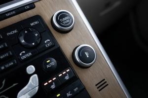 Brown Volvo XC60 2009 in Jelgava, with an engine capacity of 2.40 L and mileage of 284 thousand km for 7990 €, photo 30 on AUTOMOTO.COM.LV