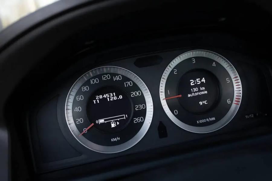 Brown Volvo XC60 2009 in Jelgava, with an engine capacity of 2.40 L and mileage of 284 thousand km for 7990 €, photo 32 on AUTOMOTO.COM.LV