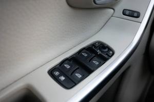 Brown Volvo XC60 2009 in Jelgava, with an engine capacity of 2.40 L and mileage of 284 thousand km for 7990 €, photo 36 on AUTOMOTO.COM.LV