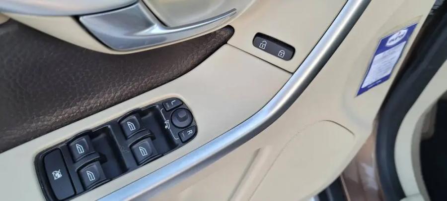 Brūns Volvo XC60 2009 Rīga, ar dzinēja tilpumu 2.40 L un nobraukumu 265 tūkst. km par 9990 €, foto 18 vietnē AUTOMOTO.COM.LV