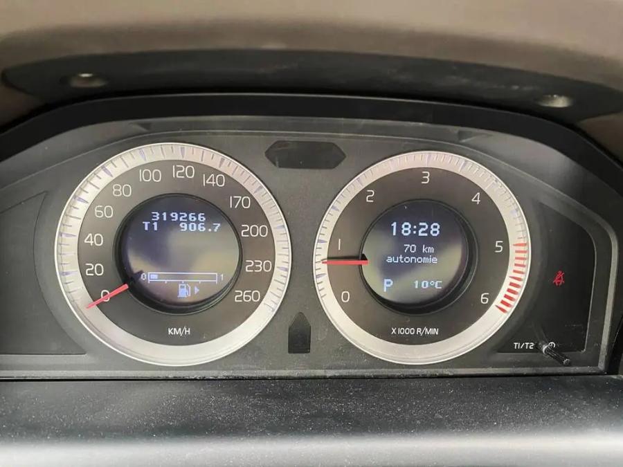 Brūns Volvo XC60 2009 Cēsis, ar dzinēja tilpumu 2.40 L un nobraukumu 319 tūkst. km par 7899 €, foto 15 vietnē AUTOMOTO.COM.LV