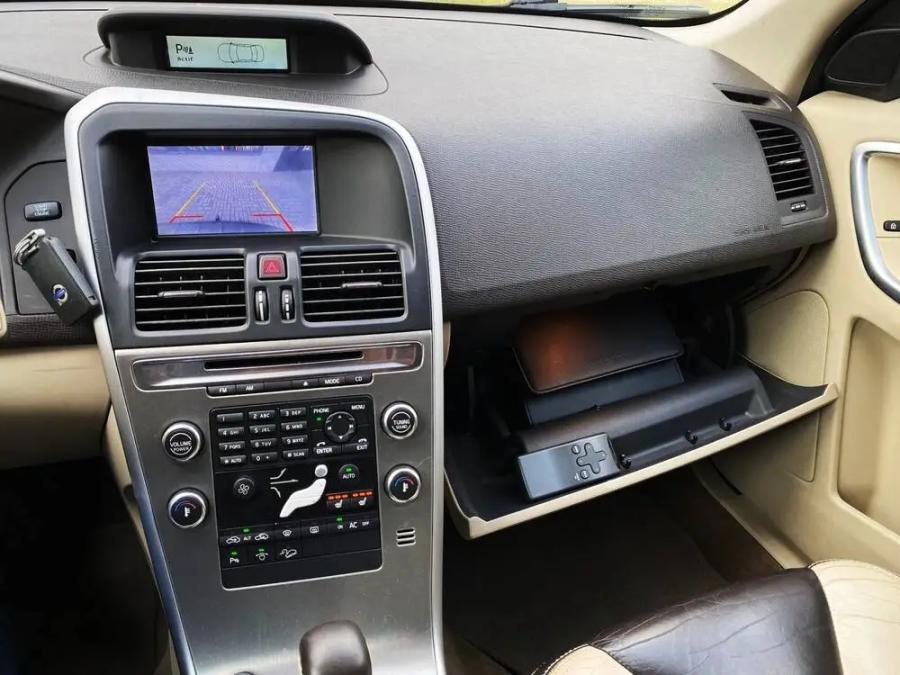 Brūns Volvo XC60 2009 Cēsis, ar dzinēja tilpumu 2.40 L un nobraukumu 319 tūkst. km par 7899 €, foto 16 vietnē AUTOMOTO.COM.LV