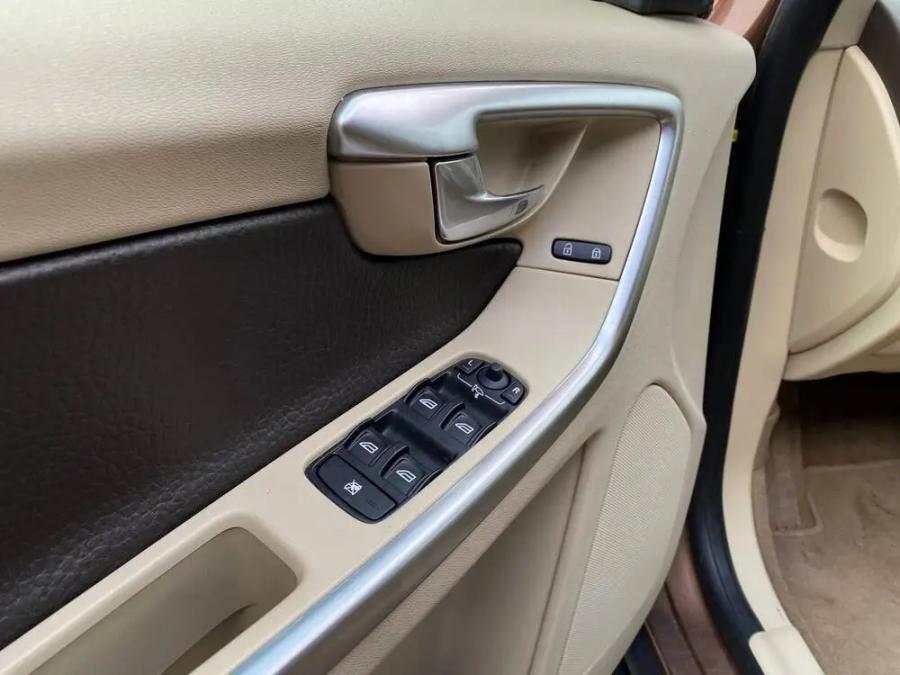 Brūns Volvo XC60 2009 Cēsis, ar dzinēja tilpumu 2.40 L un nobraukumu 319 tūkst. km par 7899 €, foto 18 vietnē AUTOMOTO.COM.LV