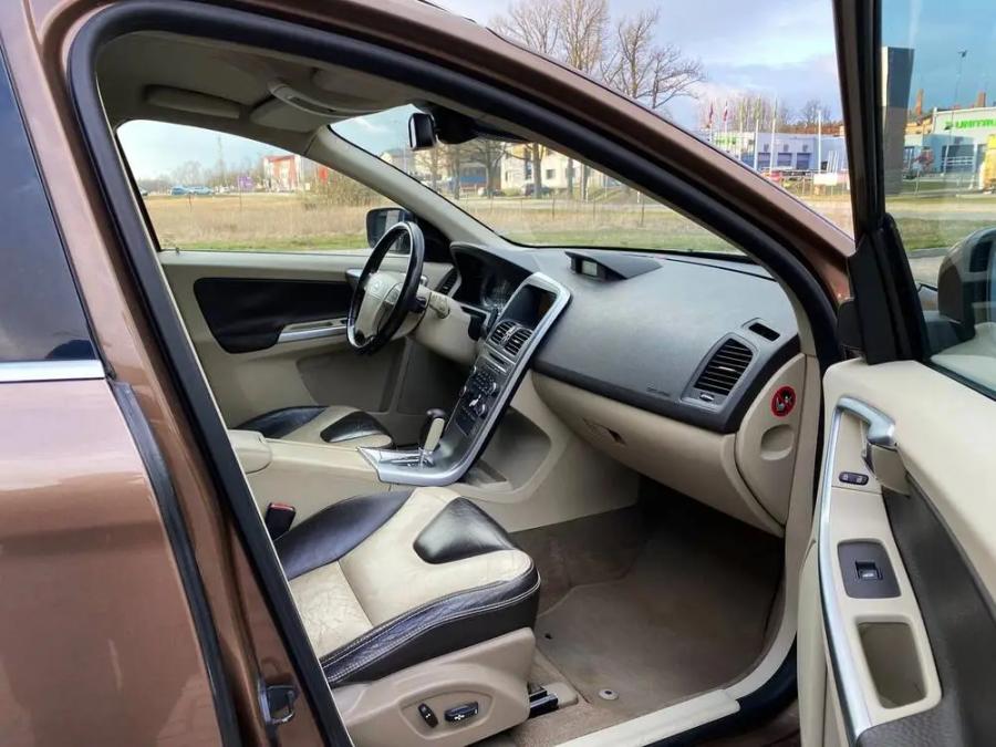 Brūns Volvo XC60 2009 Cēsis, ar dzinēja tilpumu 2.40 L un nobraukumu 319 tūkst. km par 7899 €, foto 21 vietnē AUTOMOTO.COM.LV