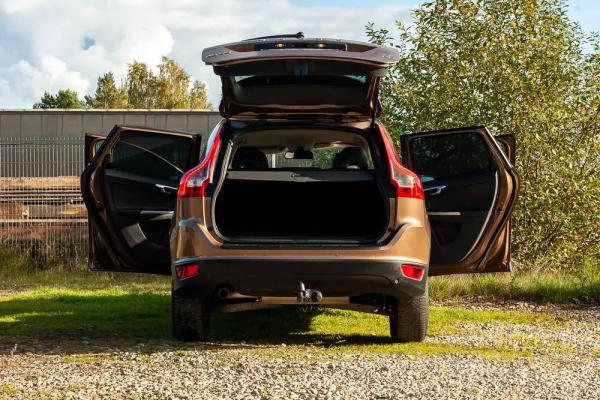 Brūns Volvo XC60 2009 Rīga, ar dzinēja tilpumu 2.40 L un nobraukumu 257 tūkst. km par 8995 €, foto 5 vietnē AUTOMOTO.COM.LV