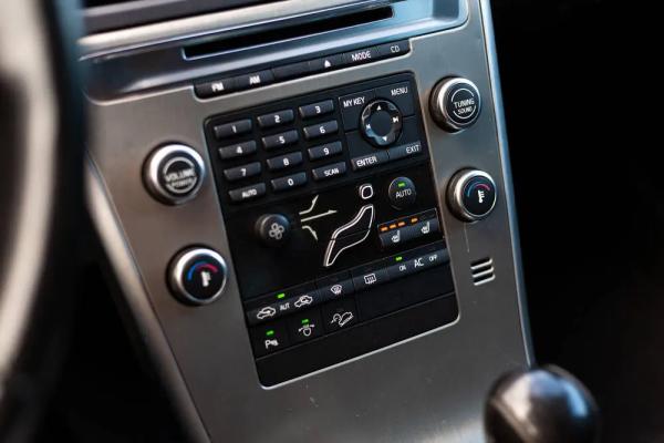 Brūns Volvo XC60 2009 Rīga, ar dzinēja tilpumu 2.40 L un nobraukumu 257 tūkst. km par 8995 €, foto 10 vietnē AUTOMOTO.COM.LV