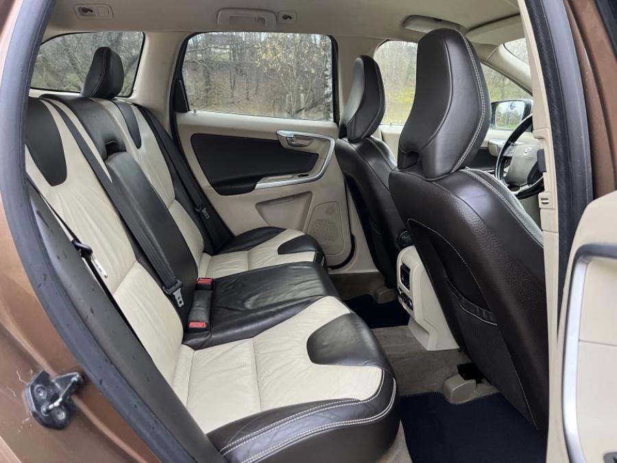 Brūns Volvo XC60 2009 Rīga, ar dzinēja tilpumu 2.40 L un nobraukumu 303 tūkst. km par 8295 €, foto 18 vietnē AUTOMOTO.COM.LV