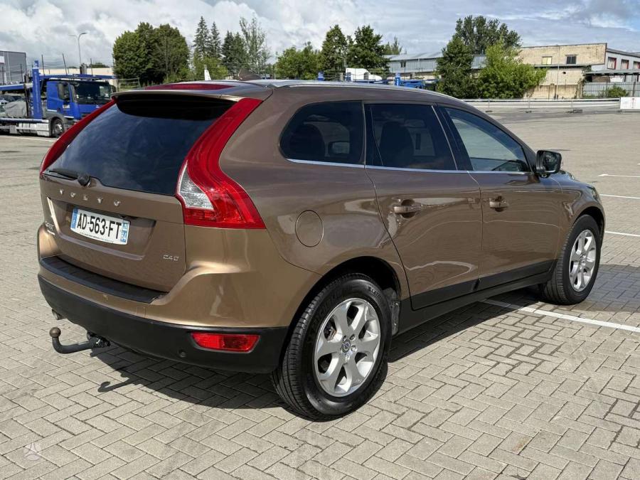 Brown Volvo XC60 2009 in Taurage, with an engine capacity of 2.40 L and mileage of 269 thousand km for 4500 €, photo 5 on AUTOMOTO.COM.LV