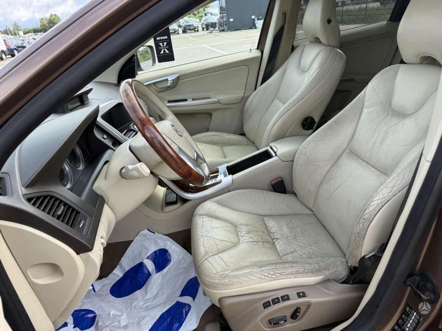 Brown Volvo XC60 2009 in Taurage, with an engine capacity of 2.40 L and mileage of 269 thousand km for 4500 €, photo 12 on AUTOMOTO.COM.LV