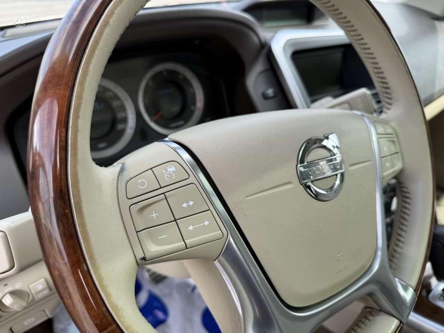 Brown Volvo XC60 2009 in Taurage, with an engine capacity of 2.40 L and mileage of 269 thousand km for 4500 €, photo 15 on AUTOMOTO.COM.LV