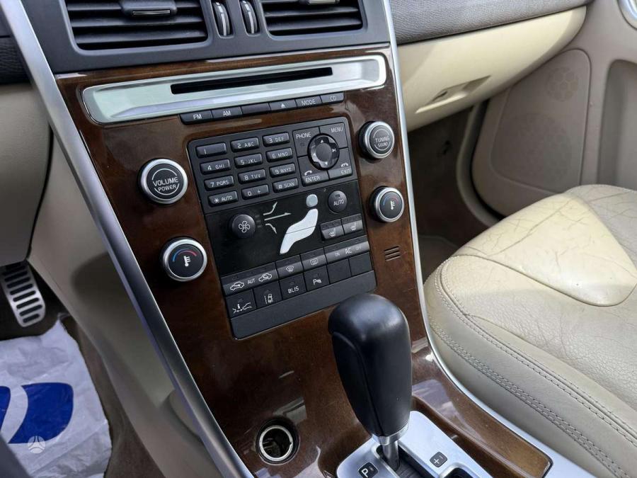Brown Volvo XC60 2009 in Taurage, with an engine capacity of 2.40 L and mileage of 269 thousand km for 4500 €, photo 16 on AUTOMOTO.COM.LV