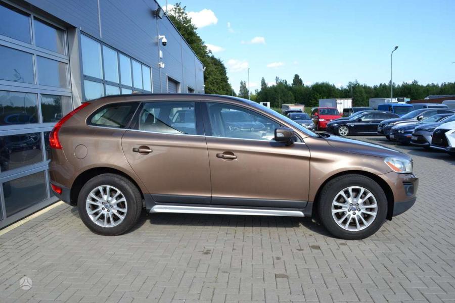 Brown Volvo XC60 2009 in Vilnius, with an engine capacity of 2.40 L and mileage of 396 thousand km for 6500 €, photo 6 on AUTOMOTO.COM.LV