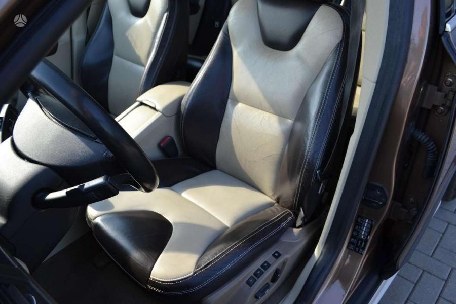 Brown Volvo XC60 2009 in Vilnius, with an engine capacity of 2.40 L and mileage of 396 thousand km for 6500 €, photo 14 on AUTOMOTO.COM.LV