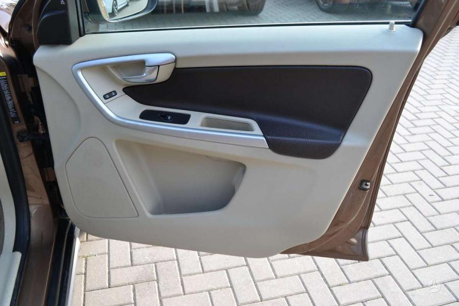 Brown Volvo XC60 2009 in Vilnius, with an engine capacity of 2.40 L and mileage of 396 thousand km for 6500 €, photo 18 on AUTOMOTO.COM.LV