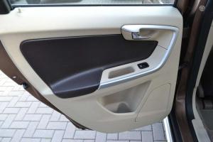 Brown Volvo XC60 2009 in Vilnius, with an engine capacity of 2.40 L and mileage of 396 thousand km for 6500 €, photo 20 on AUTOMOTO.COM.LV