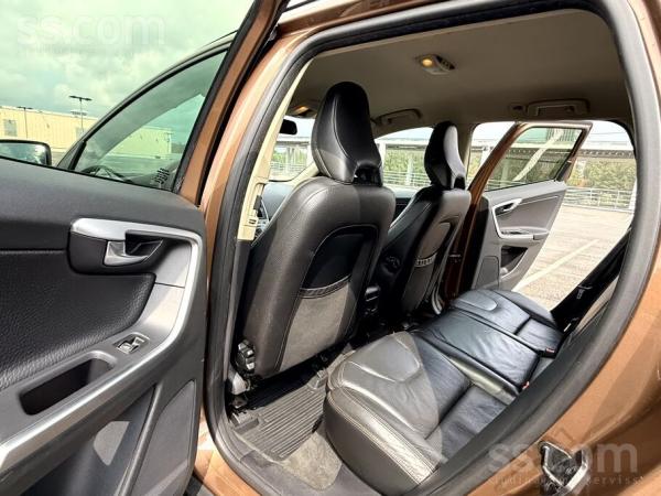 Brūns Volvo XC60 2009 Rīga, ar dzinēja tilpumu 2.40 L un nobraukumu 360 tūkst. km par 6690 €, foto 8 vietnē AUTOMOTO.COM.LV