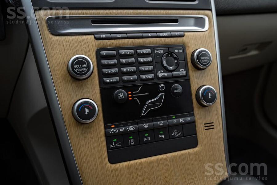 Brūns Volvo XC60 2009 Rīga, ar dzinēja tilpumu 2.40 L un nobraukumu 288 tūkst. km par 5500 €, foto 24 vietnē AUTOMOTO.COM.LV
