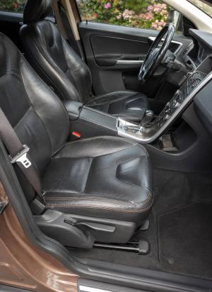 Brūns Volvo XC60 2009 Jūrmala, ar dzinēja tilpumu 2.40 L un nobraukumu 350 tūkst. km par 7990 €, foto 5 vietnē AUTOMOTO.COM.LV