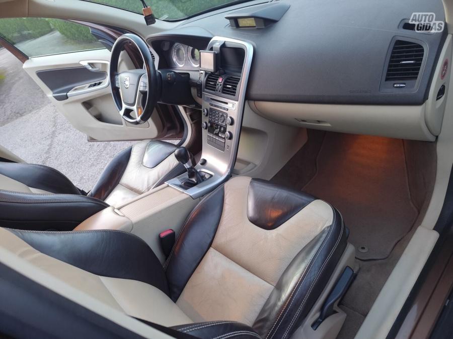 Brown Volvo XC60 2009 in Mazeikiai, with an engine capacity of 2.40 L and mileage of 264 thousand km for 6900 €, photo 14 on AUTOMOTO.COM.LV