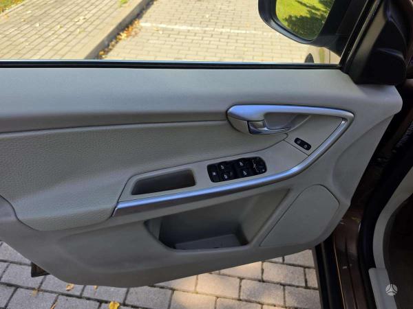 Brown Volvo XC60 2009 in Taurage, with an engine capacity of 2.40 L and mileage of 265 thousand km for 6200 €, photo 11 on AUTOMOTO.COM.LV