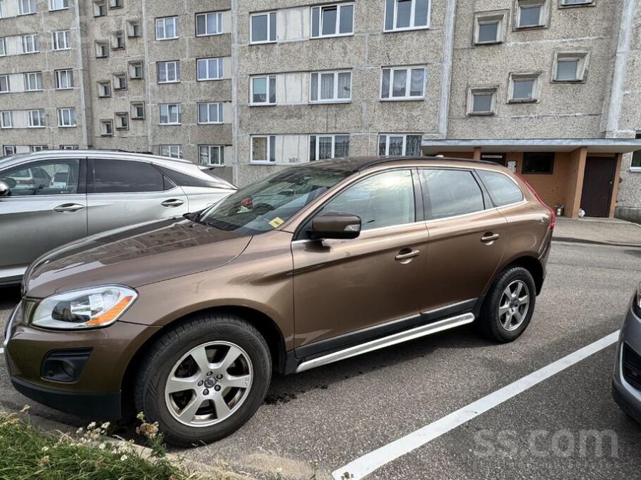 Brown Volvo XC60 2009 in Daugavpils, with an engine capacity of 2.40 L and mileage of 295 thousand km for 6800 €, photo 1 on AUTOMOTO.COM.LV