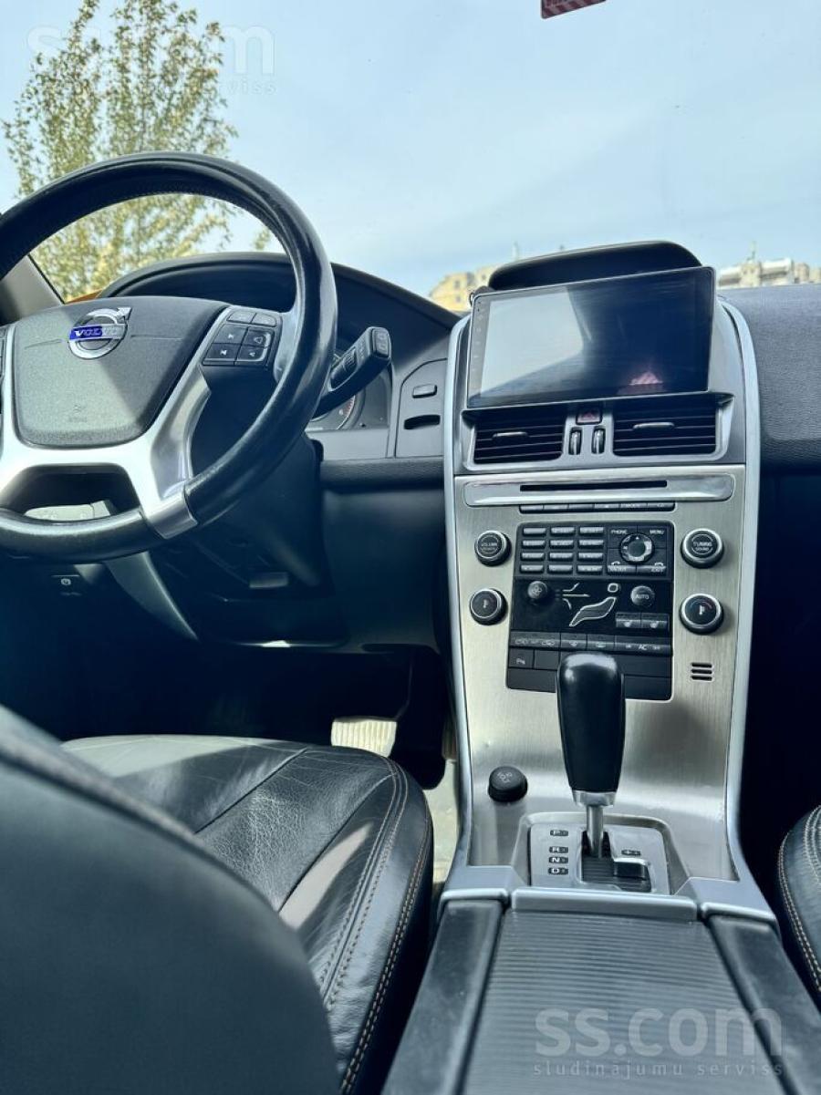 Brown Volvo XC60 2009 in Daugavpils, with an engine capacity of 2.40 L and mileage of 295 thousand km for 6800 €, photo 6 on AUTOMOTO.COM.LV