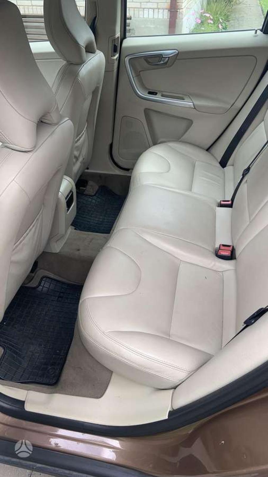 Brown Volvo XC60 2009 in Kaunas, with an engine capacity of 2.40 L and mileage of 275 thousand km for 5900 €, photo 6 on AUTOMOTO.COM.LV