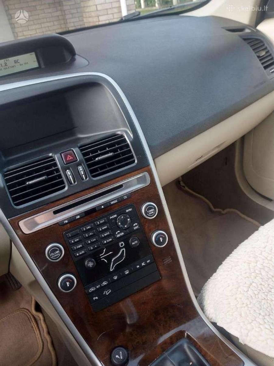 Brown Volvo XC60 2009 in Mazeikiai, with an engine capacity of 2.40 L and mileage of 280 thousand km for 5200 €, photo 4 on AUTOMOTO.COM.LV