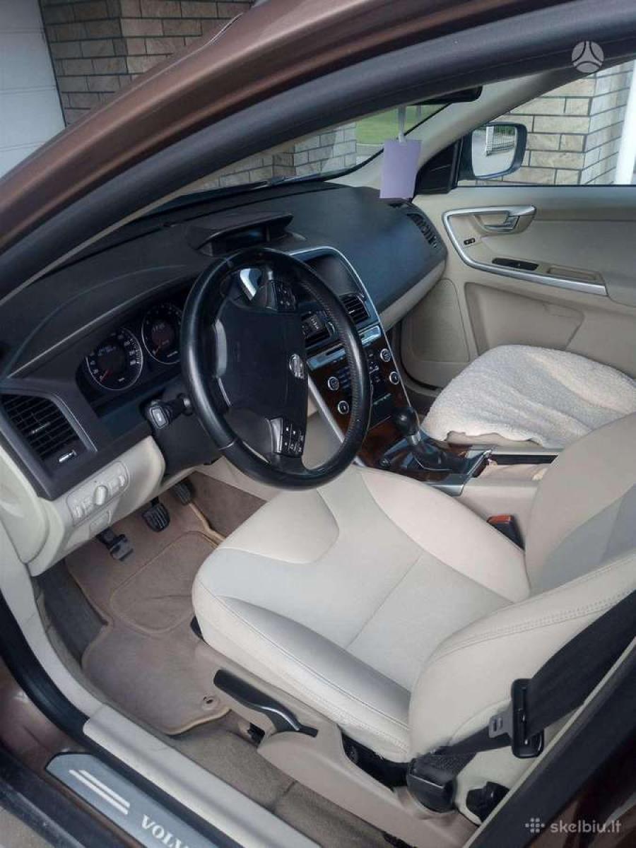 Brown Volvo XC60 2009 in Mazeikiai, with an engine capacity of 2.40 L and mileage of 280 thousand km for 5200 €, photo 7 on AUTOMOTO.COM.LV