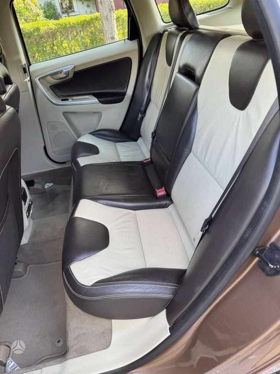Brūns Volvo XC60 2009 Alīta, ar dzinēja tilpumu 2.40 L un nobraukumu 263 tūkst. km par 5900 €, foto 18 vietnē AUTOMOTO.COM.LV