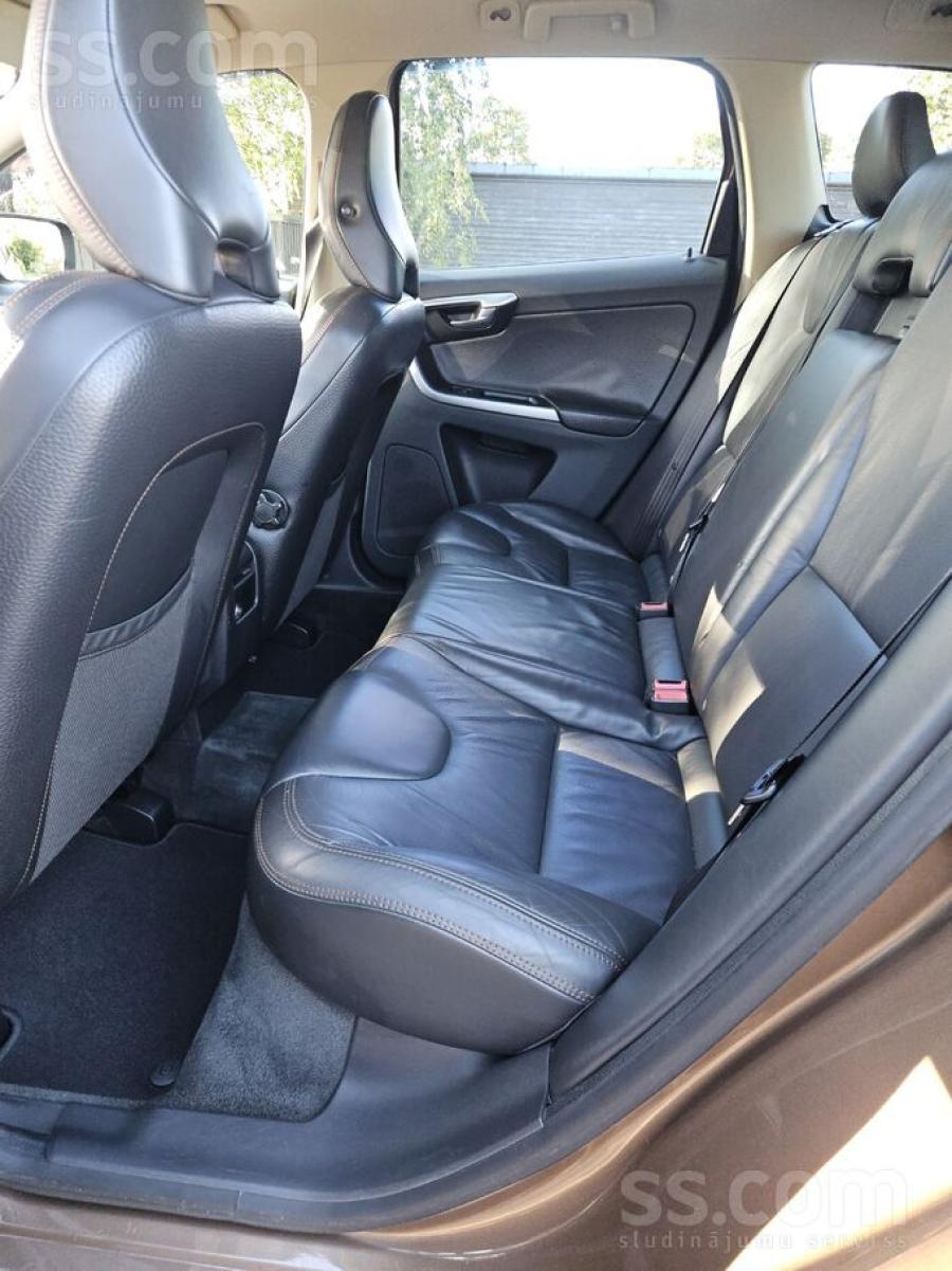 Brūns Volvo XC60 2009 Cēsis, ar dzinēja tilpumu 2.40 L un nobraukumu 330 tūkst. km par 8250 €, foto 13 vietnē AUTOMOTO.COM.LV