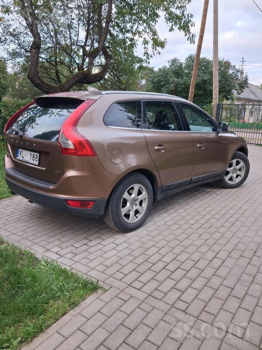 Brown Volvo XC60 2009 in Riga, with an engine capacity of 2.40 L and mileage of 323 thousand km for 6300 €, photo 5 on AUTOMOTO.COM.LV