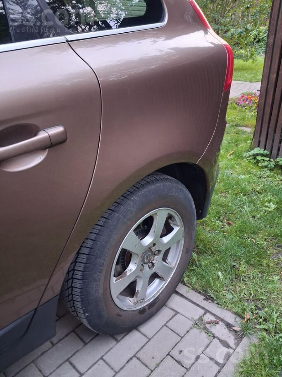Brown Volvo XC60 2009 in Riga, with an engine capacity of 2.40 L and mileage of 323 thousand km for 6300 €, photo 7 on AUTOMOTO.COM.LV