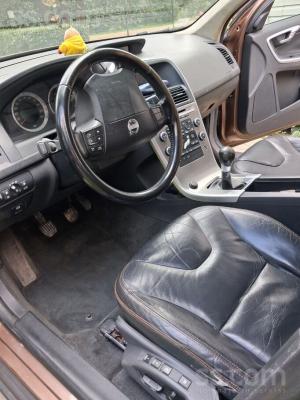 Brown Volvo XC60 2009 in Riga, with an engine capacity of 2.40 L and mileage of 323 thousand km for 6300 €, photo 10 on AUTOMOTO.COM.LV