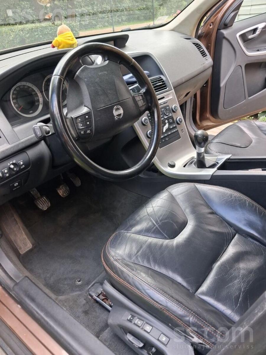 Brown Volvo XC60 2009 in Riga, with an engine capacity of 2.40 L and mileage of 323 thousand km for 6300 €, photo 10 on AUTOMOTO.COM.LV