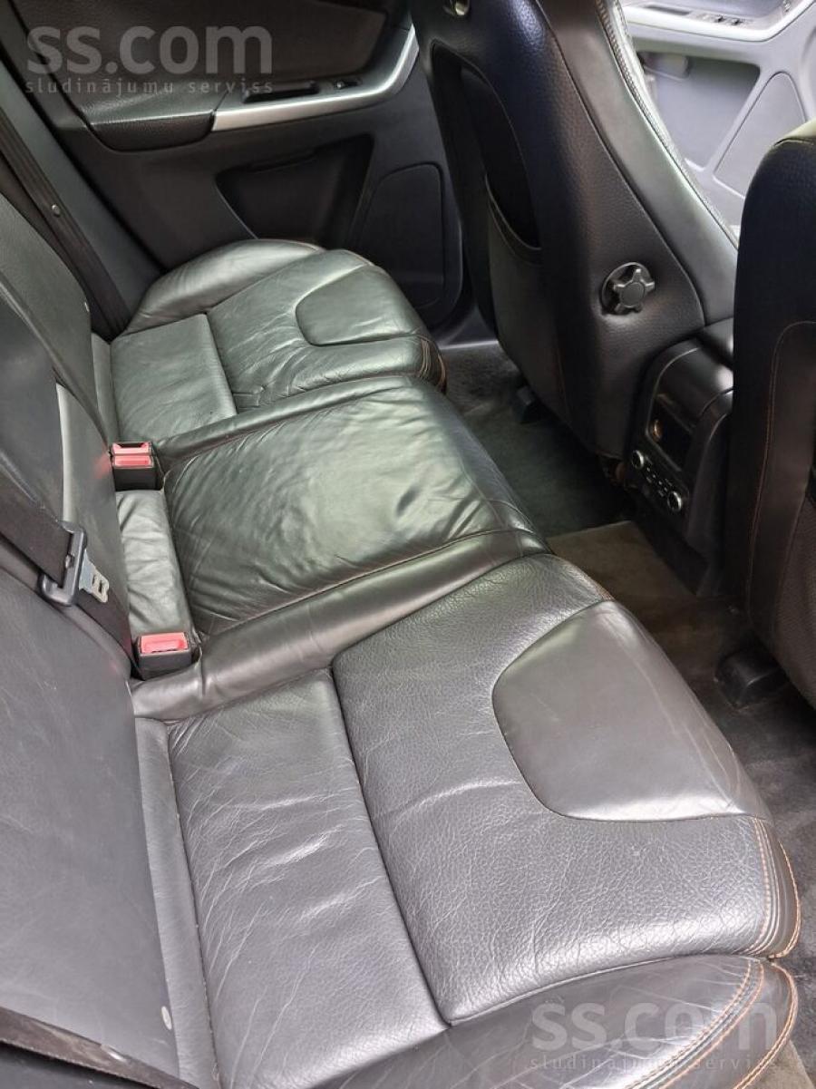 Brown Volvo XC60 2009 in Riga, with an engine capacity of 2.40 L and mileage of 323 thousand km for 6300 €, photo 12 on AUTOMOTO.COM.LV