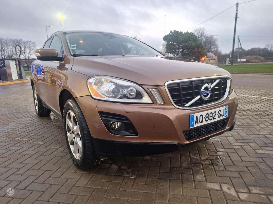 Brown Volvo XC60 2010 in Taurage, with an engine capacity of 2.40 L and mileage of 161 thousand km for 7300 €, photo 1 on AUTOMOTO.COM.LV