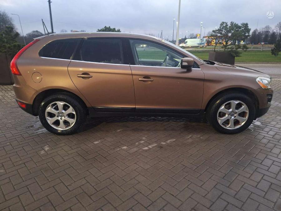 Brown Volvo XC60 2010 in Taurage, with an engine capacity of 2.40 L and mileage of 161 thousand km for 7300 €, photo 8 on AUTOMOTO.COM.LV