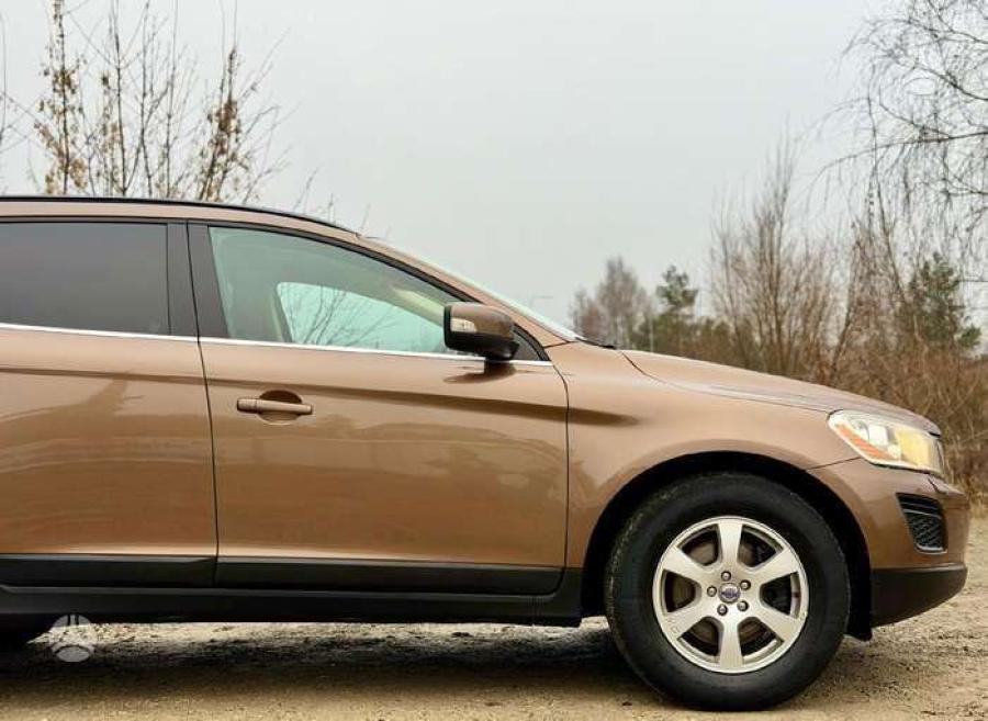 Brown Volvo XC60 2010 in Siauliai, with an engine capacity of 1.98 L and mileage of 282 thousand km for 9950 €, photo 12 on AUTOMOTO.COM.LV