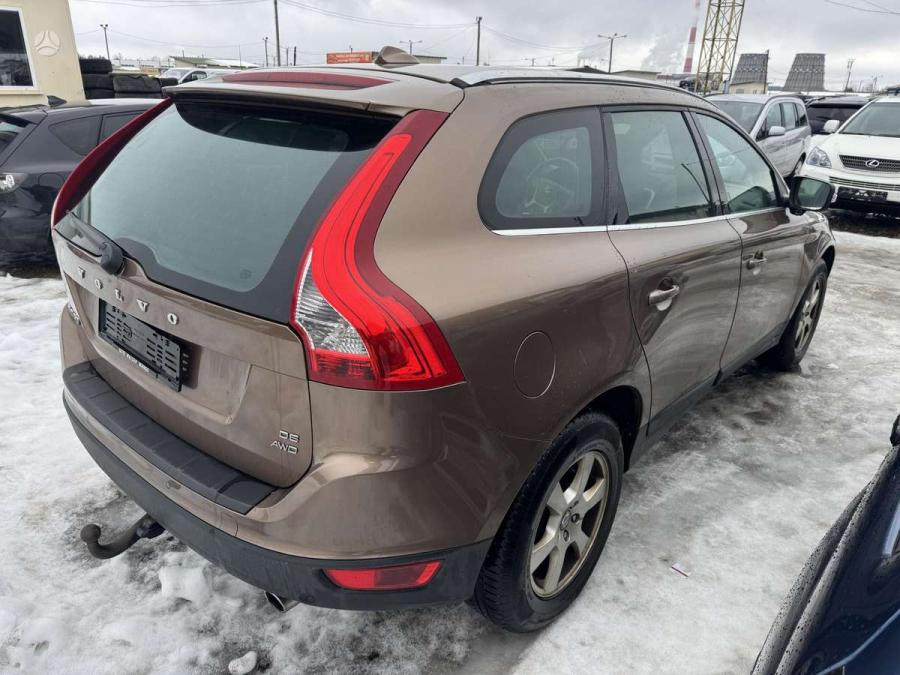 Brūns Volvo XC60 2010 Viļņa, ar dzinēja tilpumu 2.40 L un nobraukumu 250 tūkst. km par 6950 €, foto 4 vietnē AUTOMOTO.COM.LV