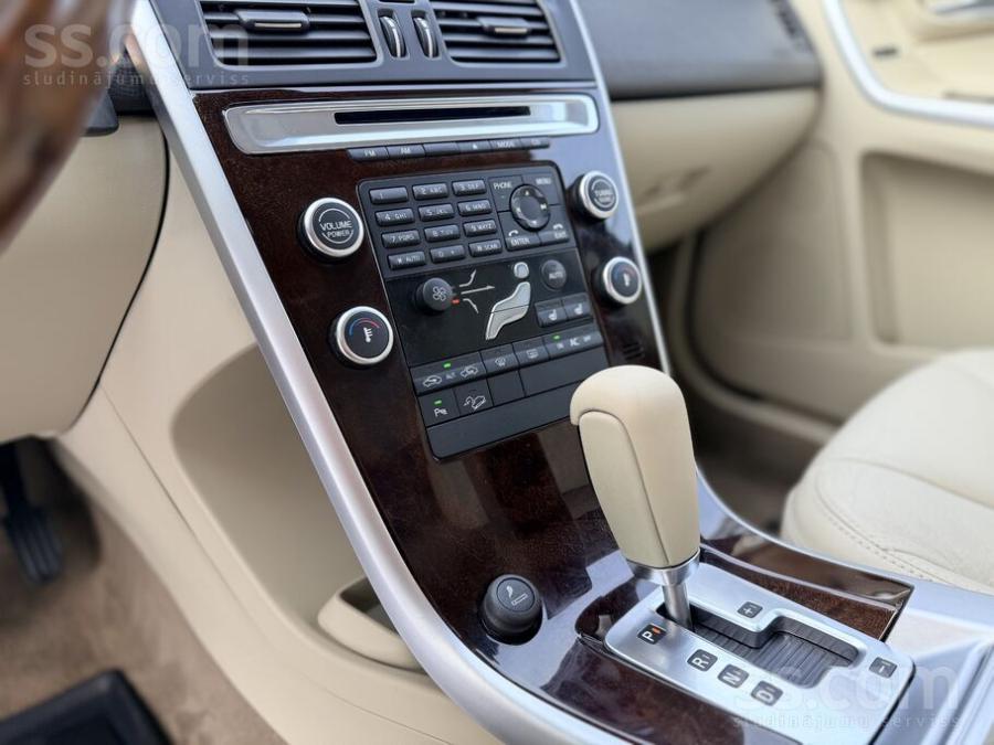 Brūns Volvo XC60 2010 Rīga, ar dzinēja tilpumu 2.40 L un nobraukumu 268 tūkst. km par 9995 €, foto 12 vietnē AUTOMOTO.COM.LV