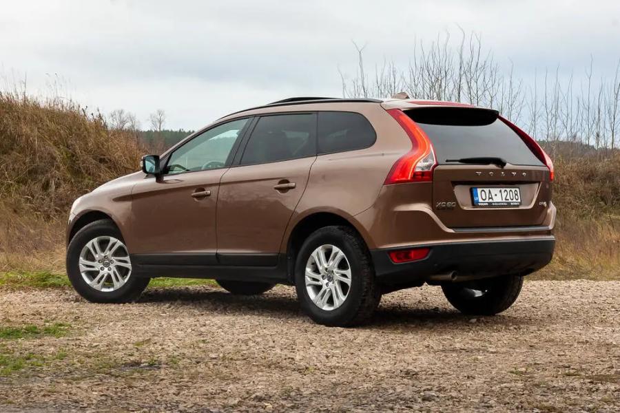 Brown Volvo XC60 2010 in Riga, with an engine capacity of 2.00 L and mileage of 183 thousand km for 9995 €, photo 3 on AUTOMOTO.COM.LV