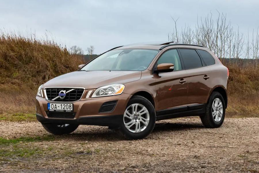 Brown Volvo XC60 2010 in Riga, with an engine capacity of 2.00 L and mileage of 183 thousand km for 9995 €, photo 4 on AUTOMOTO.COM.LV